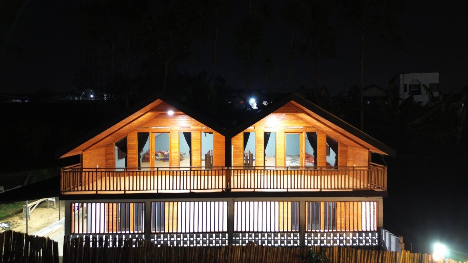 Akomodasi - The Parabon Land